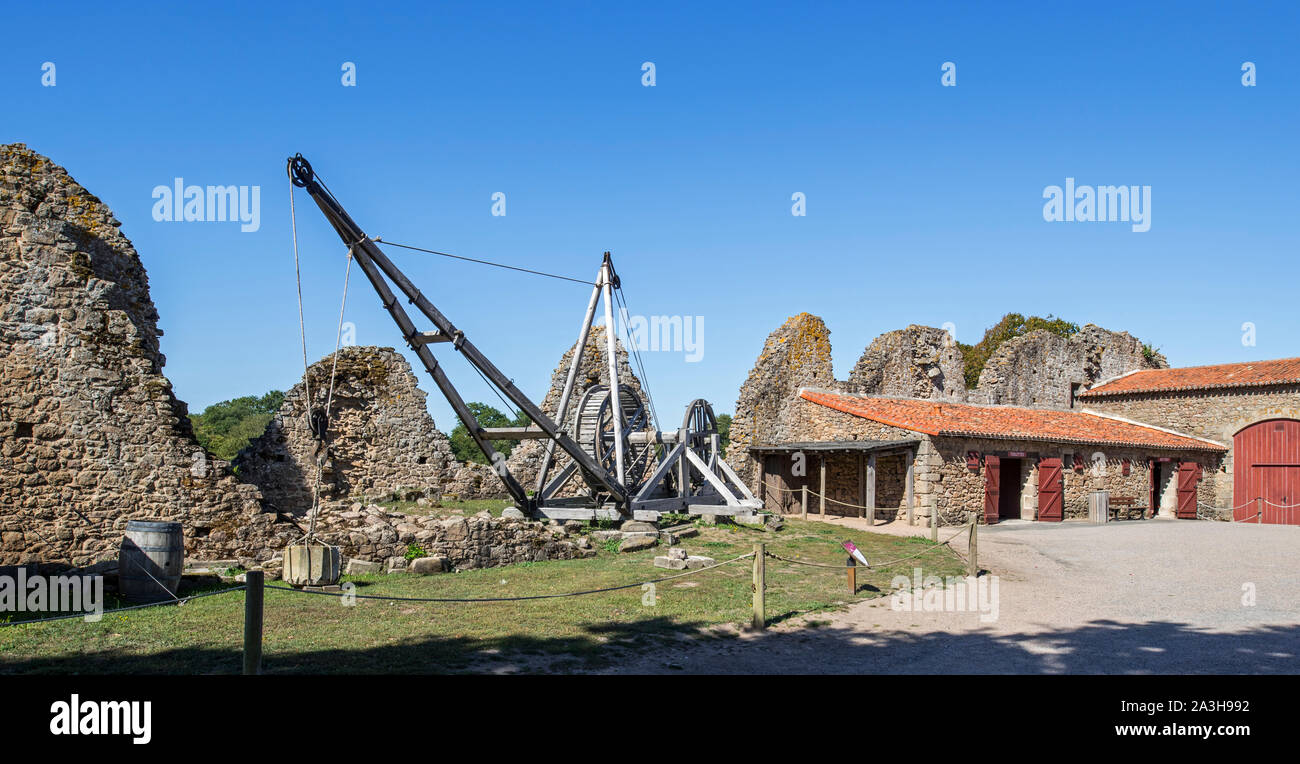 En bois médiévale powered humain treadwheel crane au Château de ...