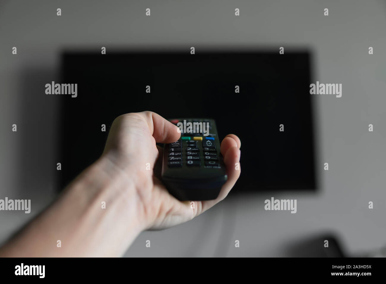 L'homme avec la télécommande dans la main veulent mettre le plat et ...