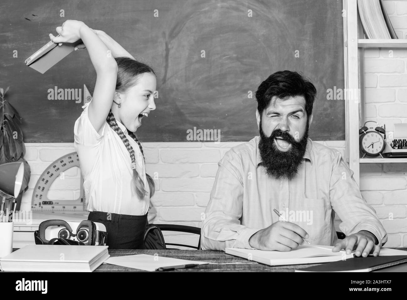 Angry girl reading book déteste. retour à l'école. L'enseignement privé ...