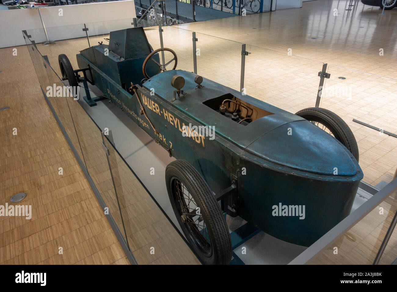 La Rak 7 voiture fusée par Max Valier (1930) dans le Deutsches Museum ...