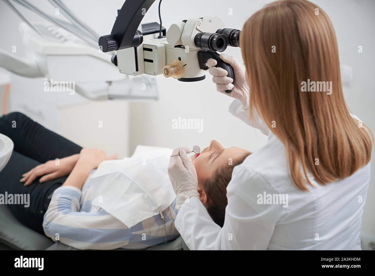 Examen au microscope Banque de photographies et d’images à haute résolution - Page 2 - Alamy