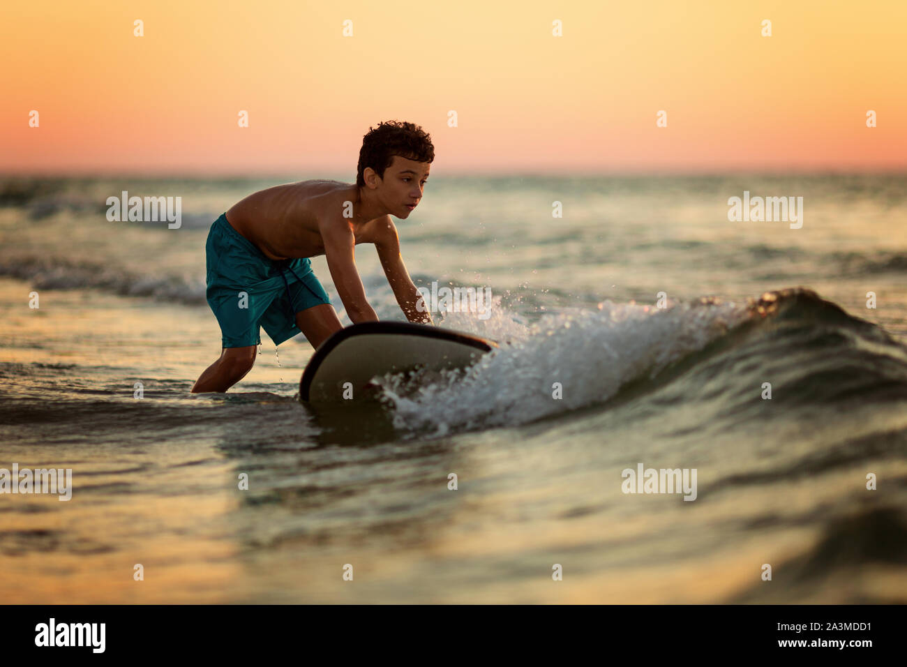 Enfant surfeur Banque de photographies et d’images à haute résolution ...