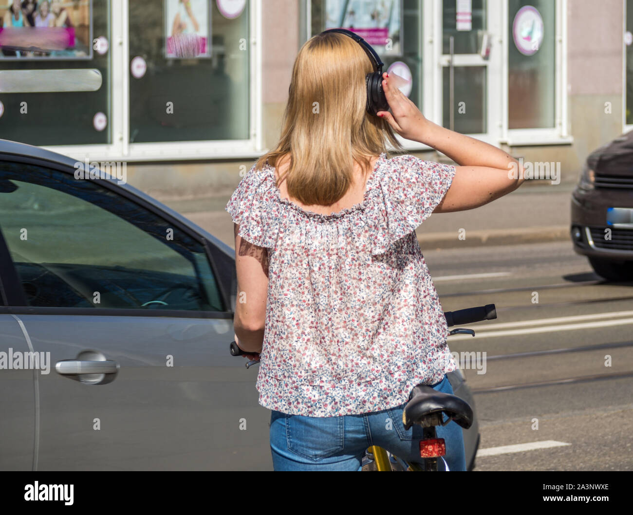 Femme distraite Banque de photographies et d’images à haute résolution ...