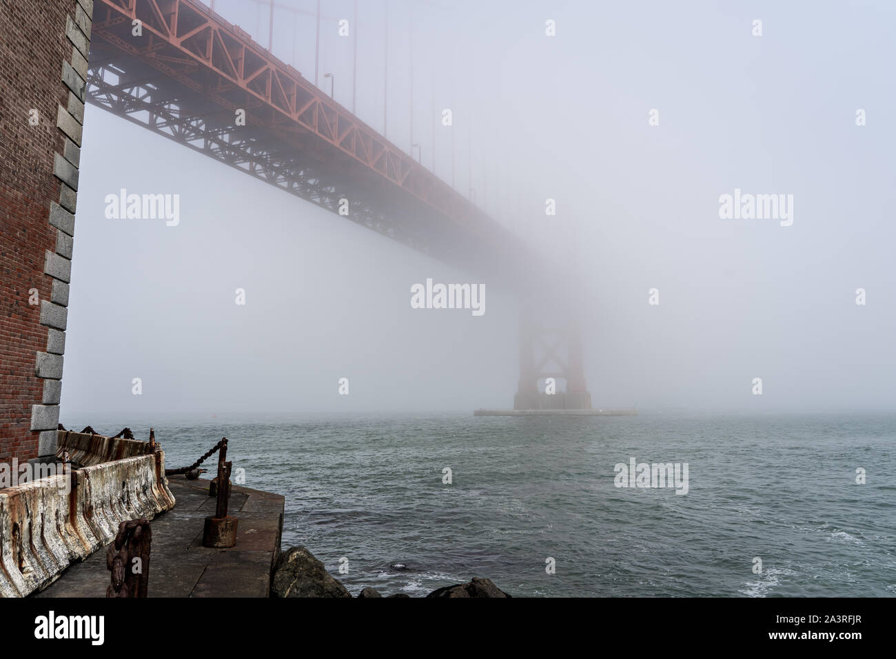 Golden gate bridge dans le brouillard Banque de photographies et d ...