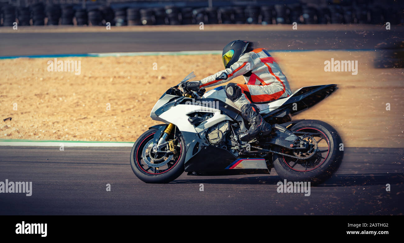 Moto sur une piste de course Banque de photographies et d’images à ...