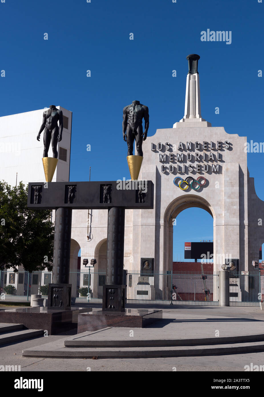 Les Jeux Olympiques Gateway Arch et mâle et femelle des statues à l ...
