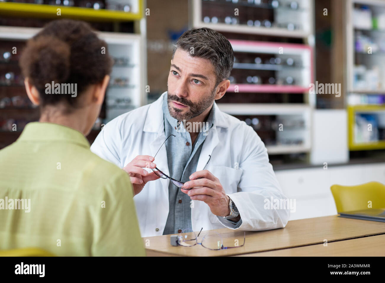 Client opticien Banque de photographies et d’images à haute résolution ...
