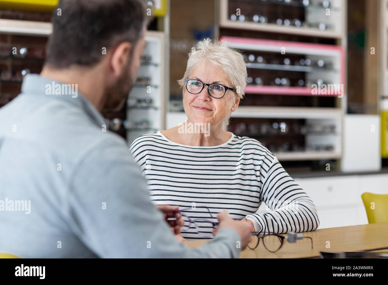 Client opticien Banque de photographies et d’images à haute résolution ...