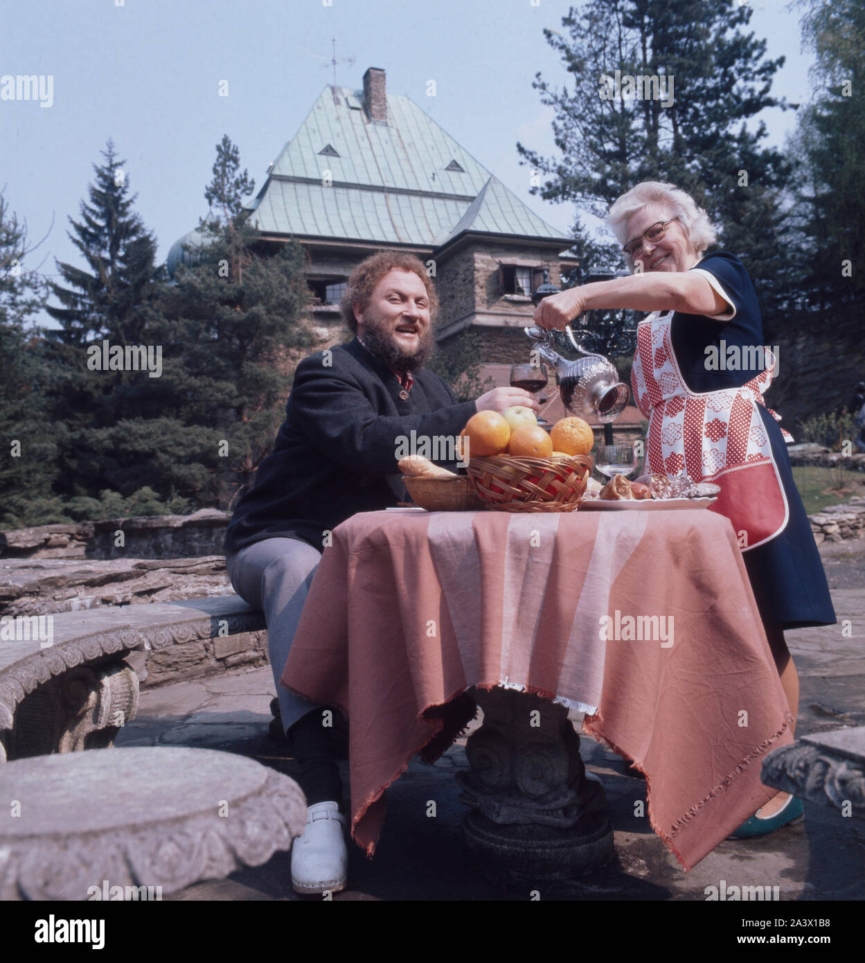 Der Deutsche Sänger Ivan Rebroff basse beim Frühstück mit Angestellter ...