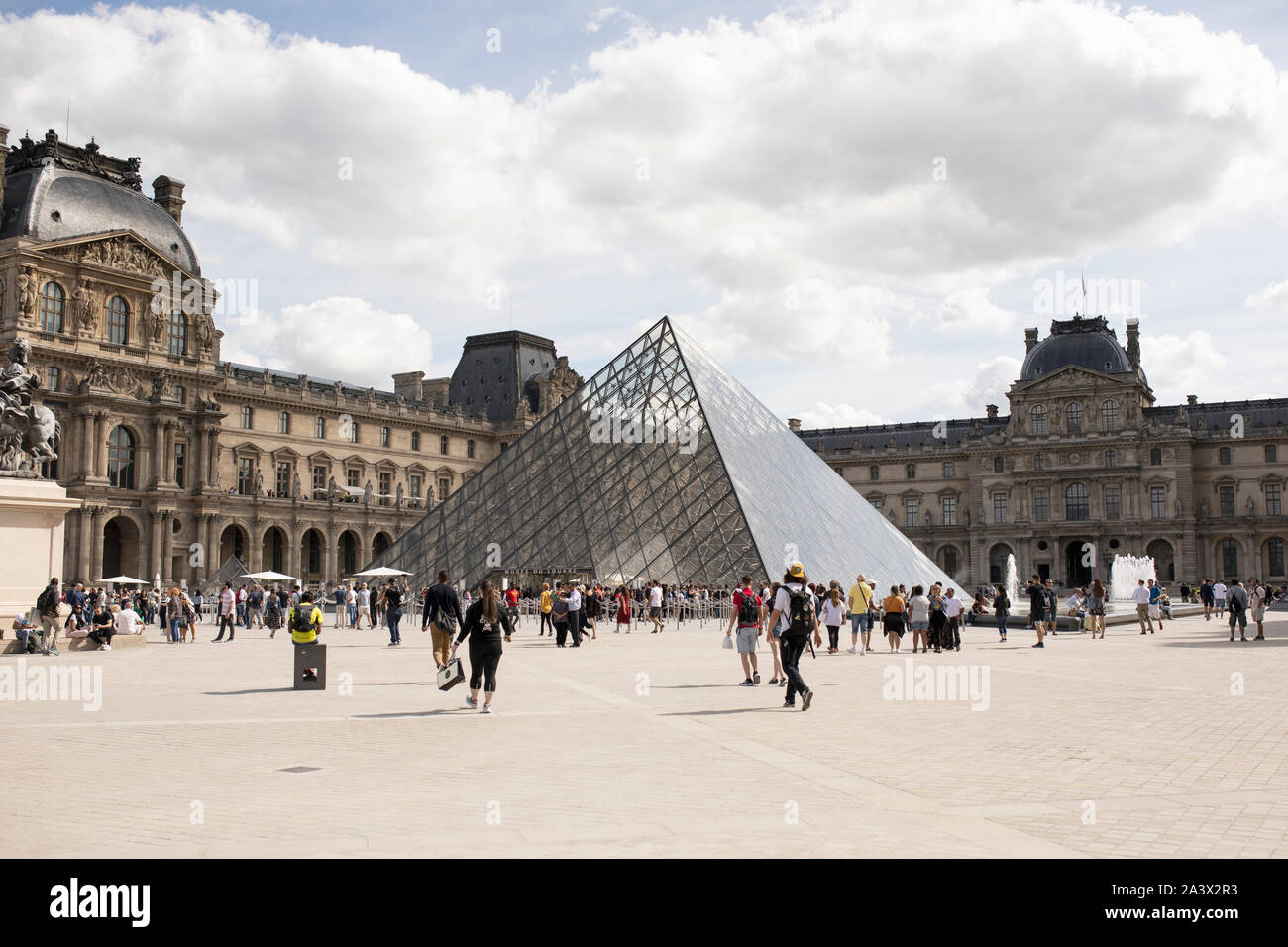 La cour principale (Cour Napoléon) du musée du palais du Louvre, avec ...
