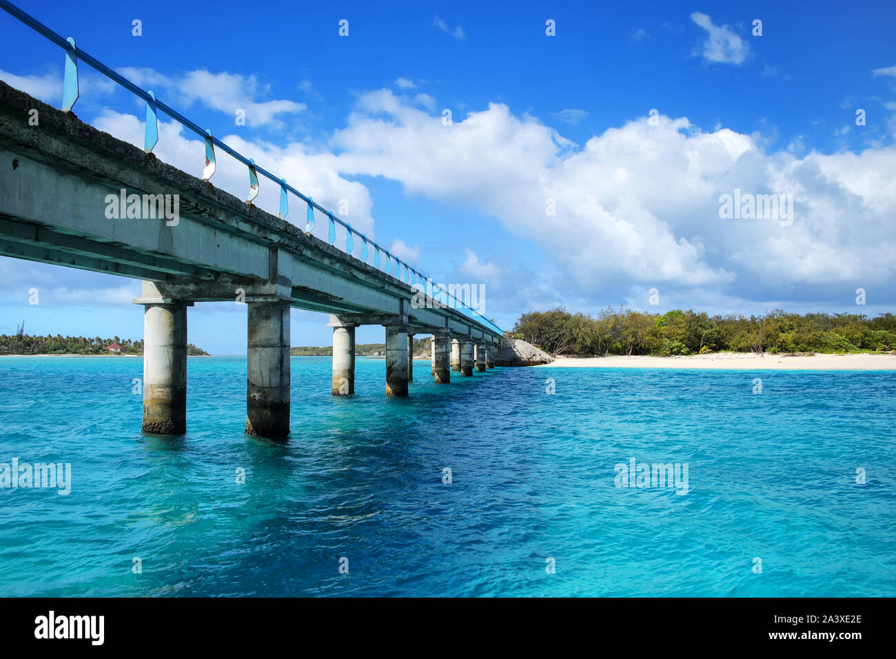 Pont entre Mouli Mouli et Ouvéa, îles de l'archipel des îles Loyauté ...
