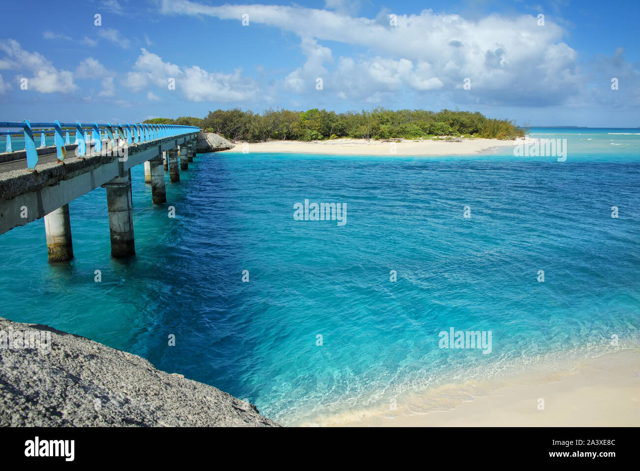 Pont entre Mouli Mouli et Ouvéa, îles de l'archipel des îles Loyauté ...
