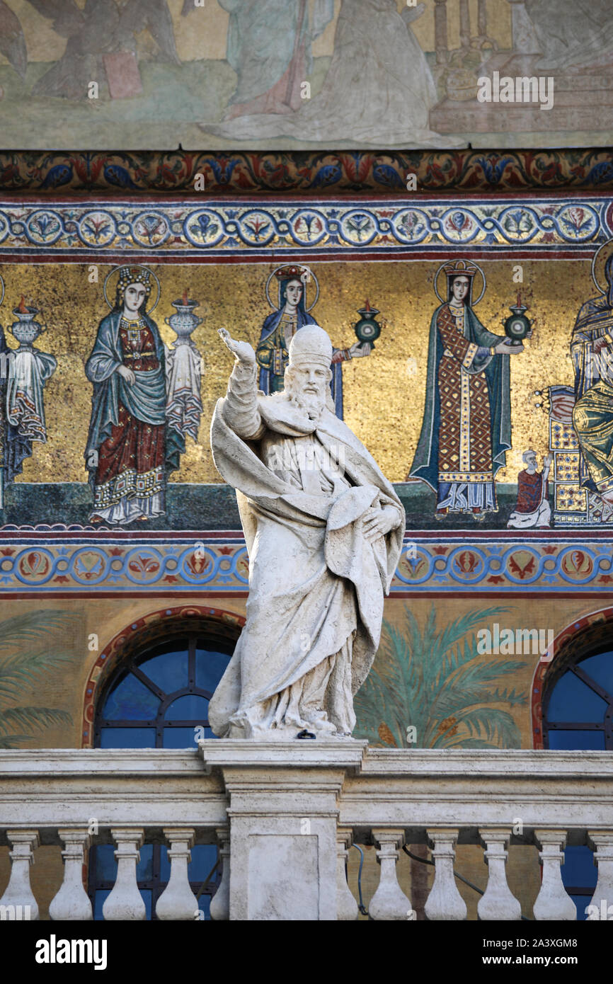 Sculpture verticale romaine ou grecque en italie Banque de ...