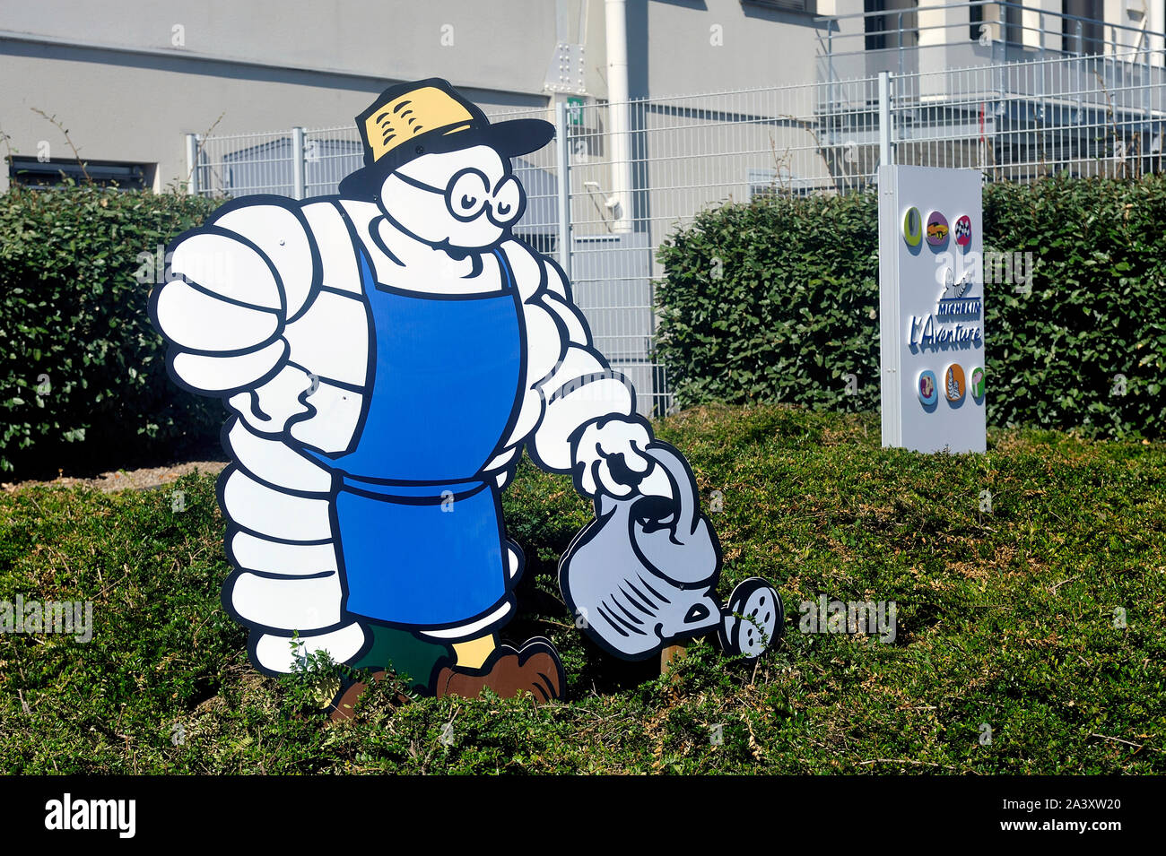 Pneus michelin avec homme michelin bibendum Banque de photographies et ...