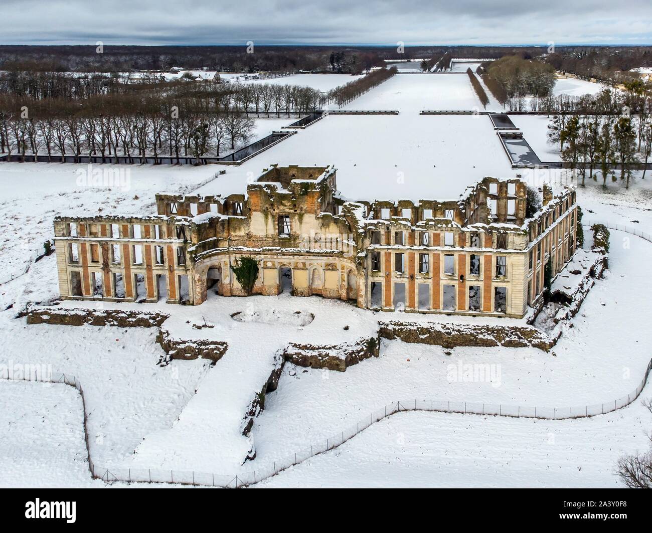 Le PARC ET LE CHÂTEAU DES SAINT-SIMON DE LA FERTÉ-VIDAME DANS LA NEIGE ...