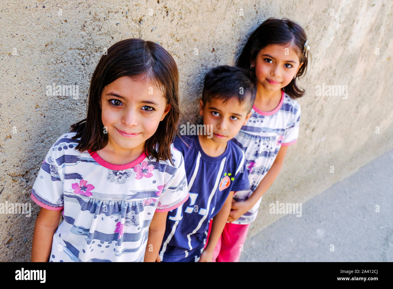 Les enfants dans la rue Banque de photographies et d’images à haute ...