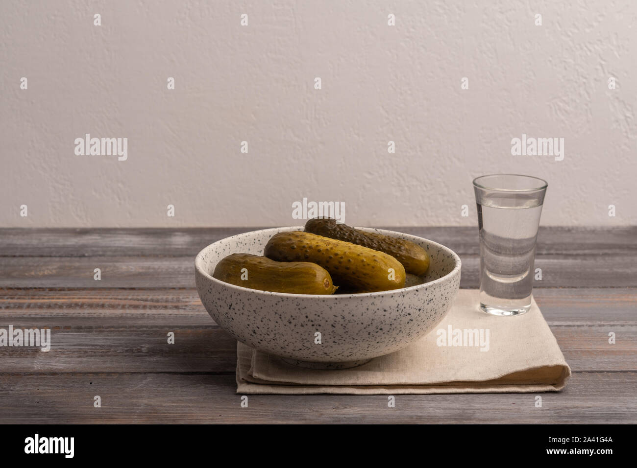 Vodka russe traditionnelle cornichons Banque de photographies et d ...