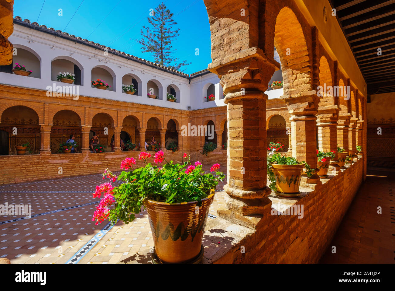 Monastère franciscain de Santa Maria de la Rábida. Cloître de style ...