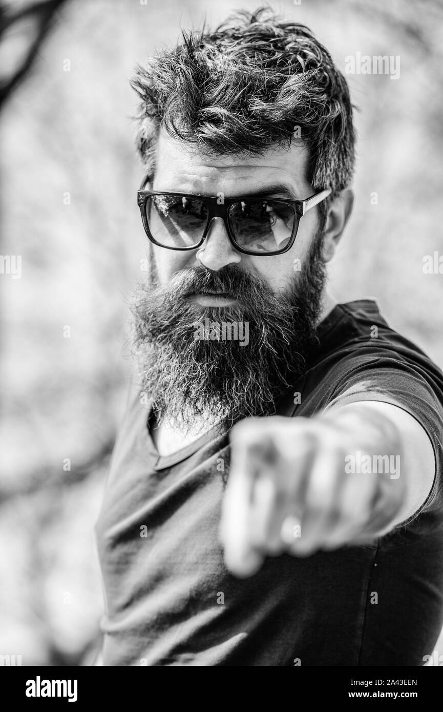 Filtre UV. Hipster barbu homme brutal porter des lunettes de soleil ...