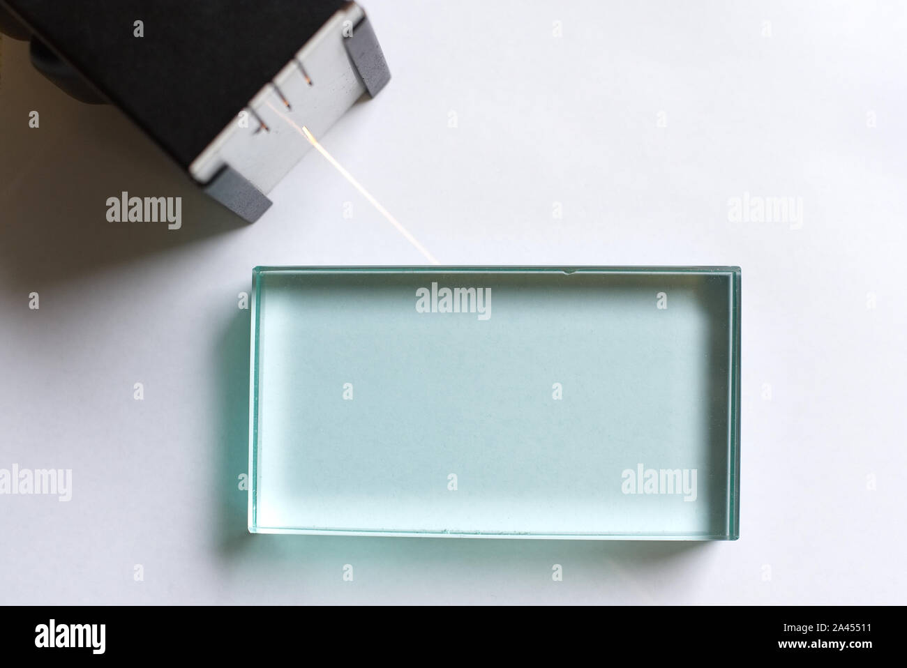 La réfraction de la lumière à travers un bloc de verre rectangulaire ...