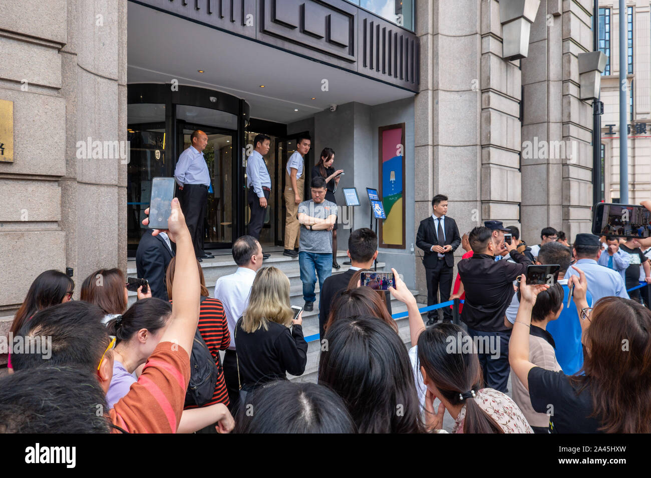 Les clients en file d'en face d'un pop up store de Machi Machi, qui est ...