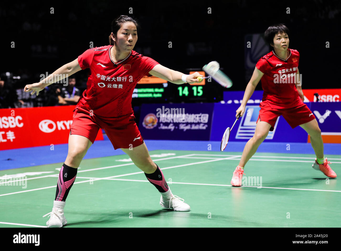 Les joueurs de badminton professionnel chinois Jia Yifan et Chen Qingchen concurrencer de ...