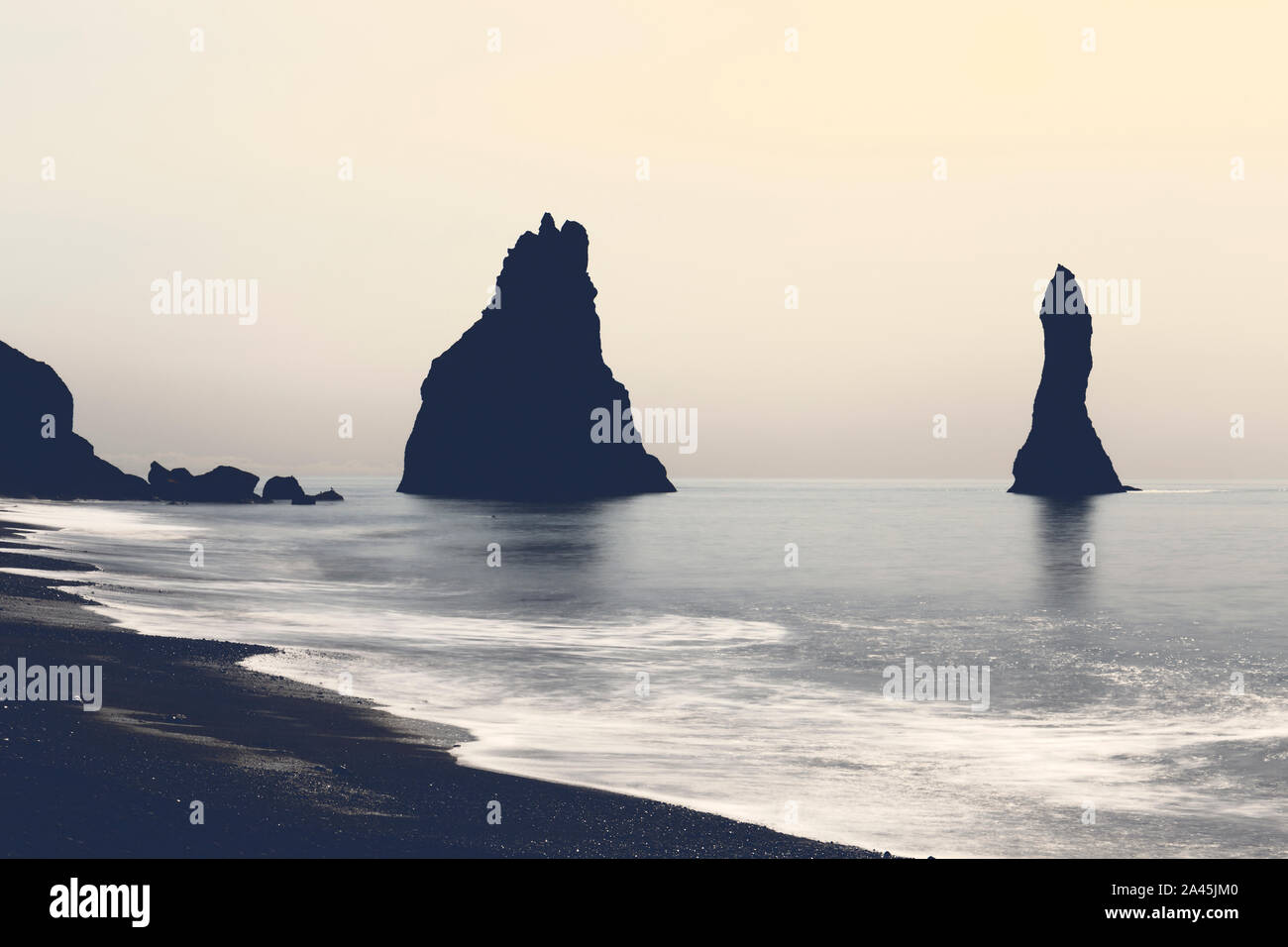 Reynisdrangar Stacks De La Mer Banque d'image et photos - Alamy