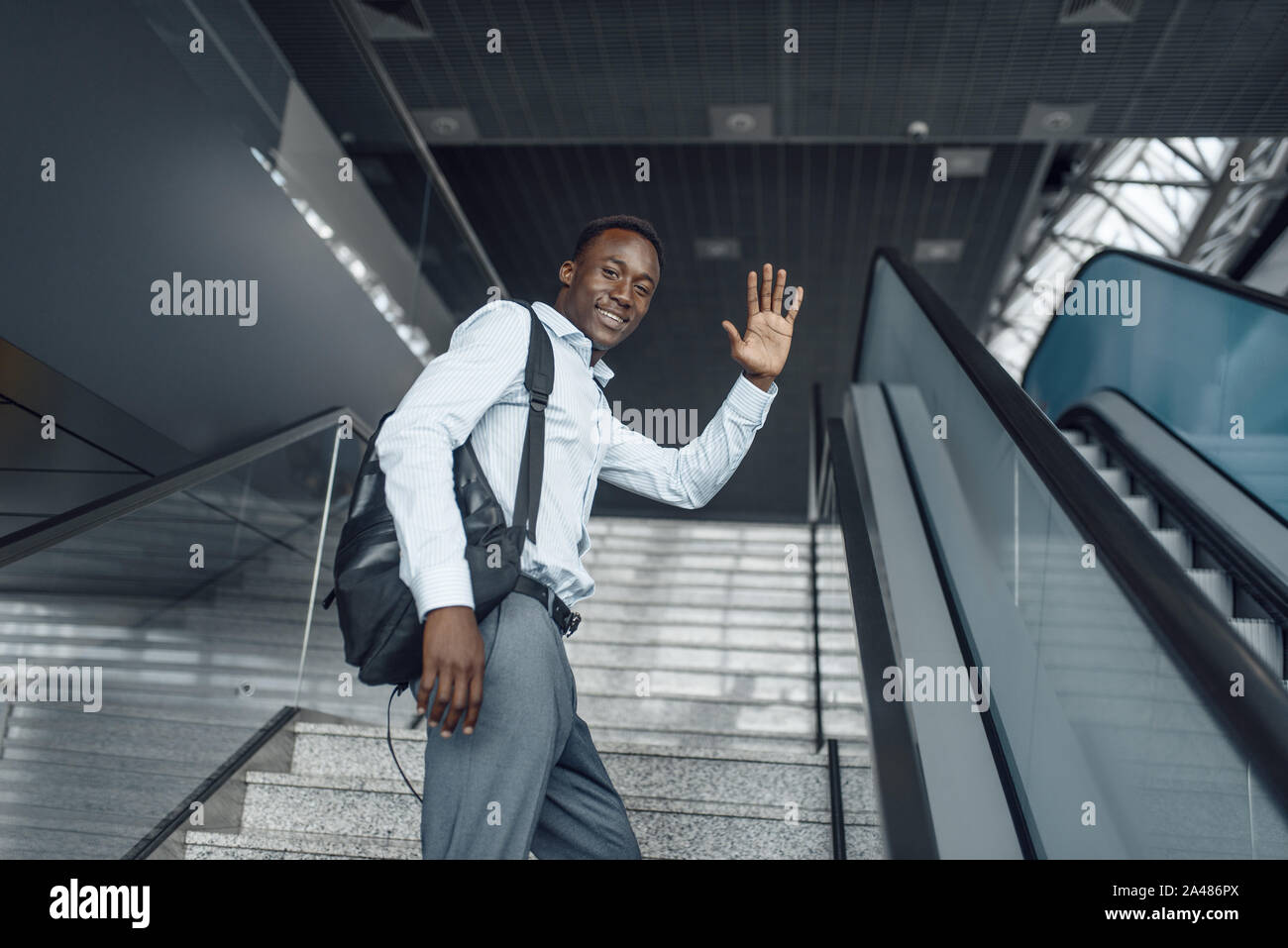 Homme qui monte escalator* Banque de photographies et d’images à haute ...