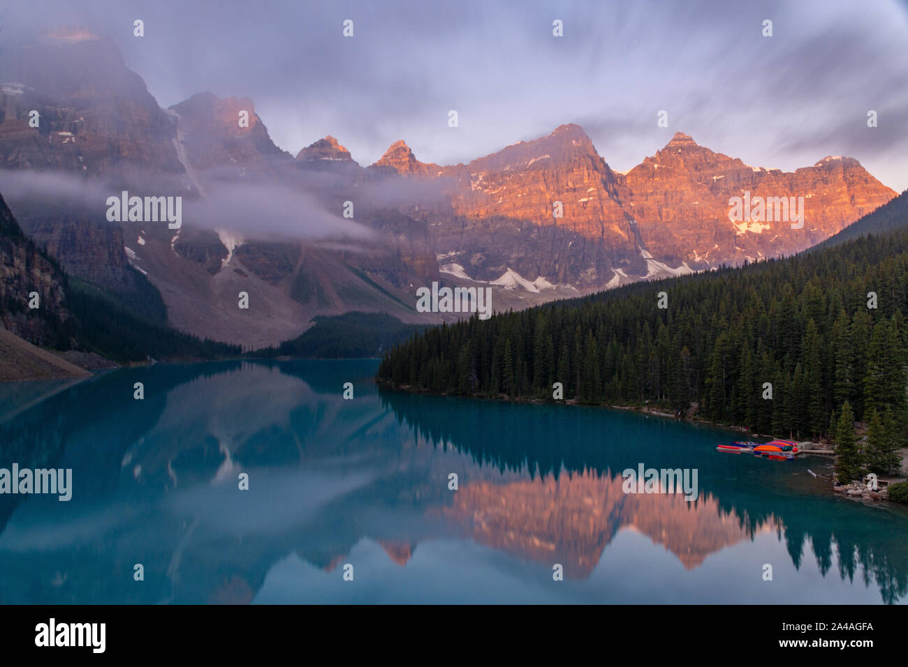 Lac moraine levé du soleil Banque de photographies et d’images à haute résolution - Alamy