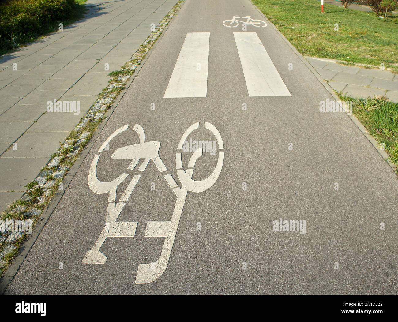 Pictogramme vélo, marquage routier, piste cyclable. Ville Photo Stock ...