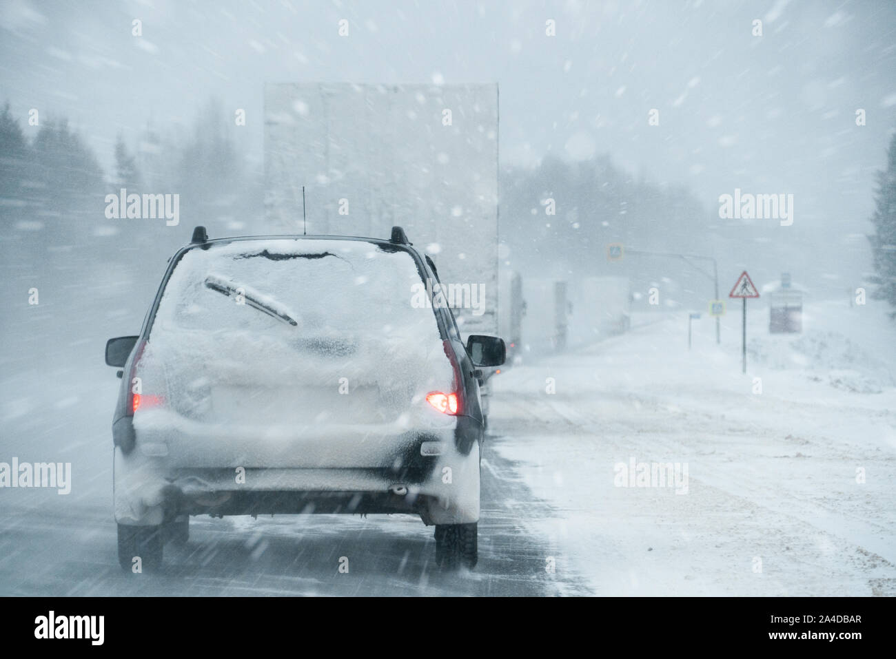 Voiture roulant sur une route rurale Banque de photographies et d ...