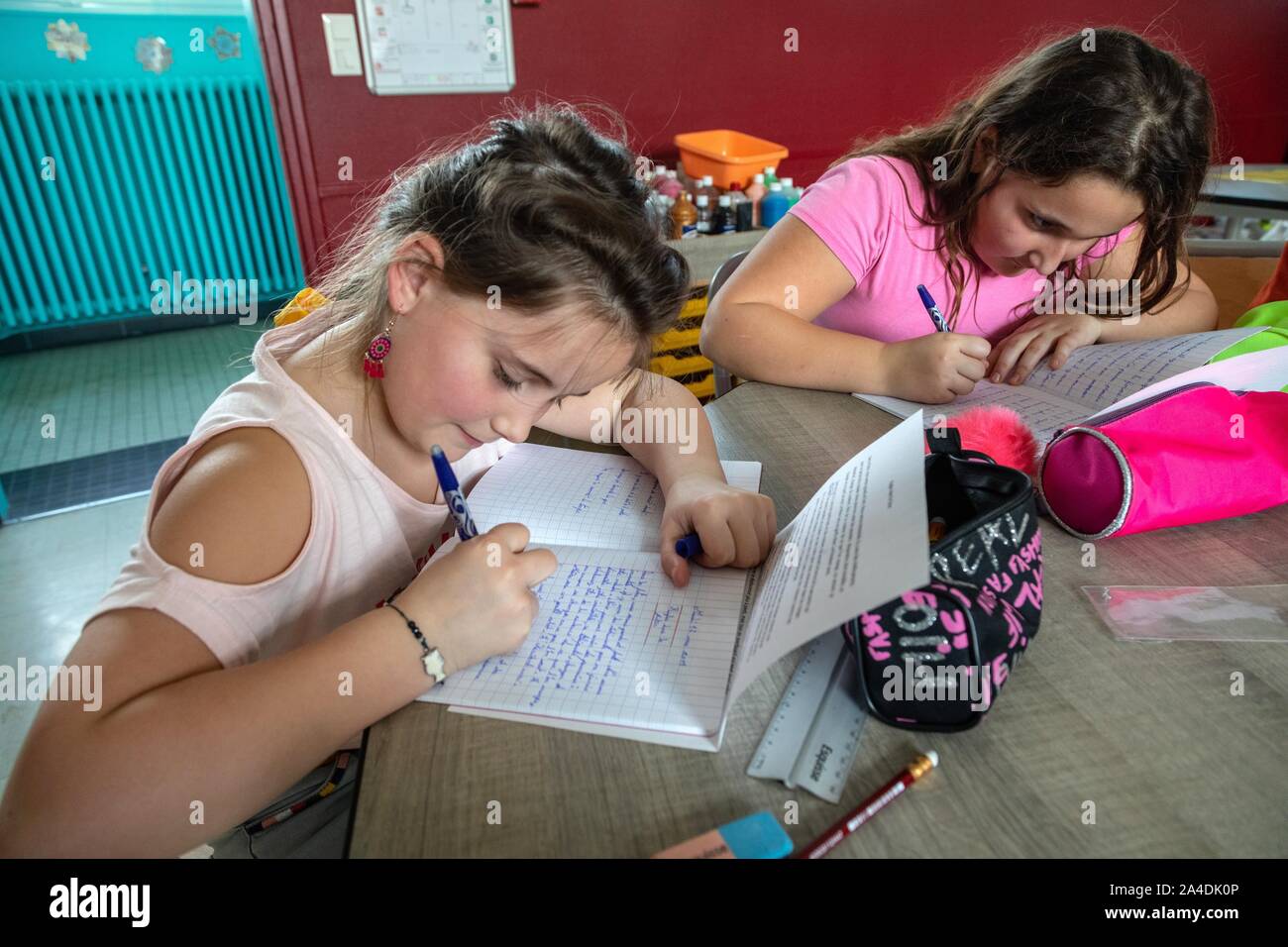 Les élèves travaillent sur l'ÉCRITURE, UNE CLASSE À L'ÉCOLE PRIMAIRE DE ...
