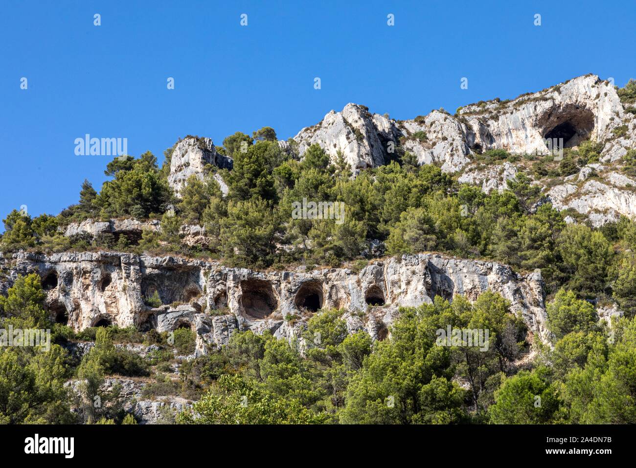 Maisons Grotte préhistorique accroché à la montagne de falaises ...