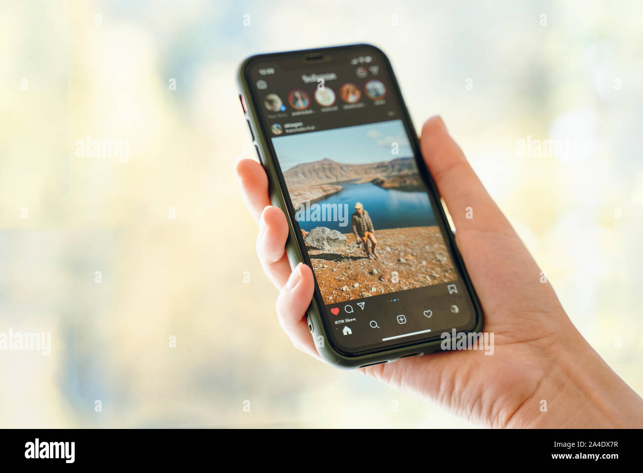 Iphone 11 avec application instagram ouverte Banque de photographies et ...