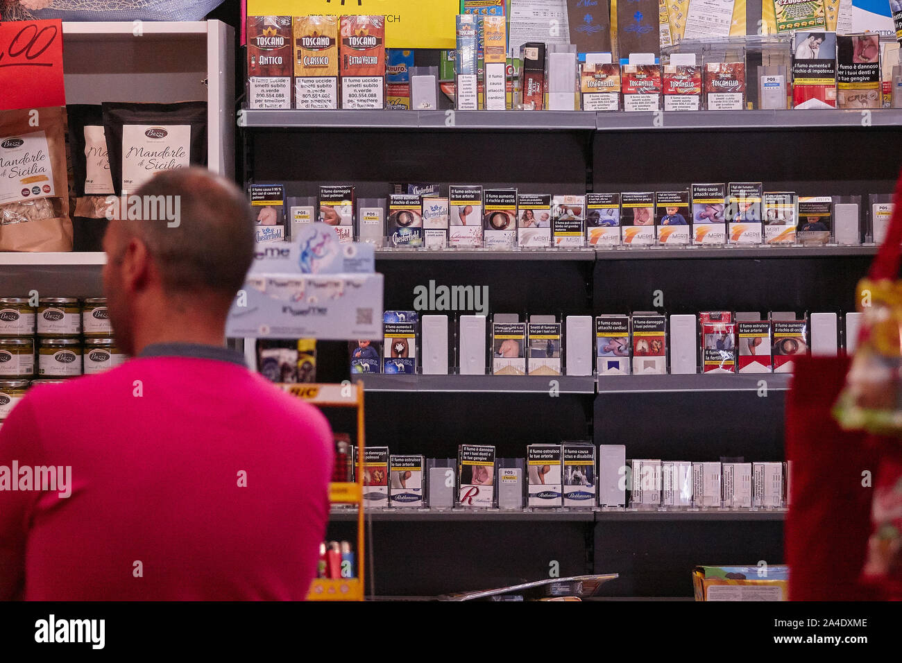 Bureau De Tabac Traditionnel Banque d'image et photos - Alamy