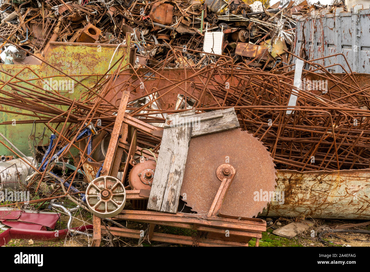 Les déchets de ferraille est stocké dans un chantier de recyclage en ...