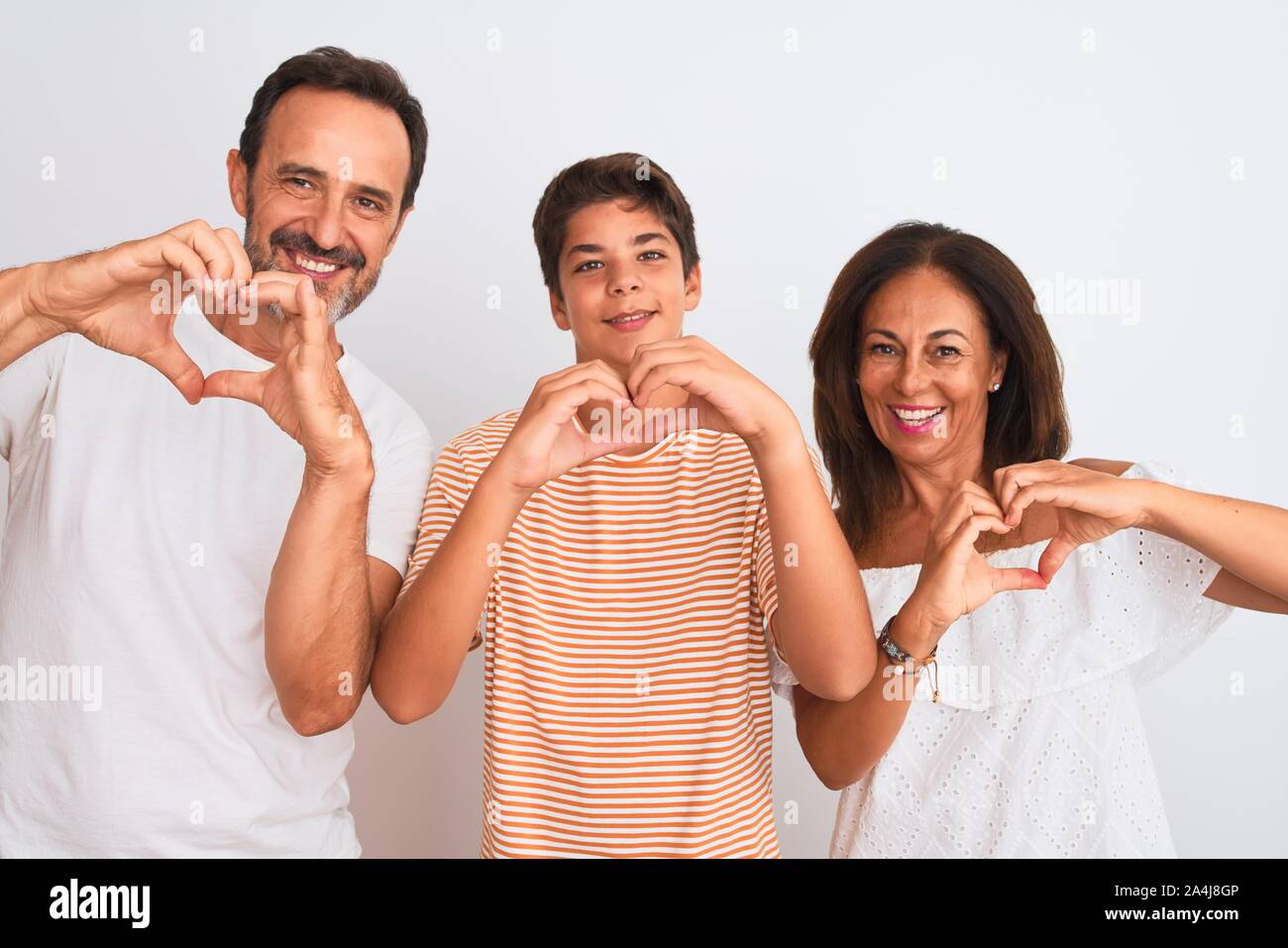 Famille de trois, la mère, le père et le fils debout sur fond blanc ...