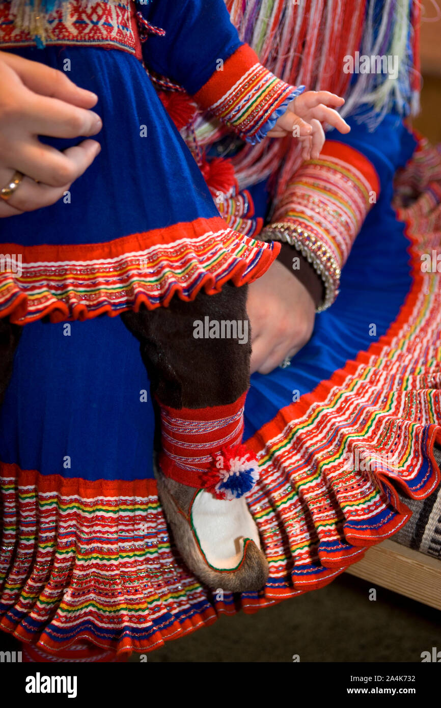 Laplander la mère et l'enfant en costume traditionnel. Lapp / Lapons ...