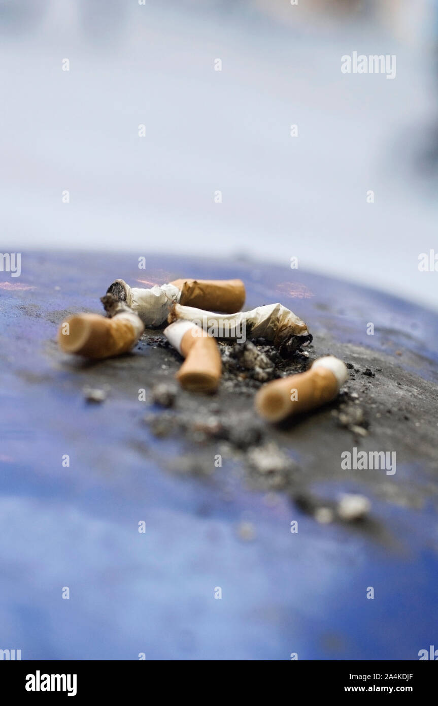 Mégots dans la terre Banque de photographies et d’images à haute ...