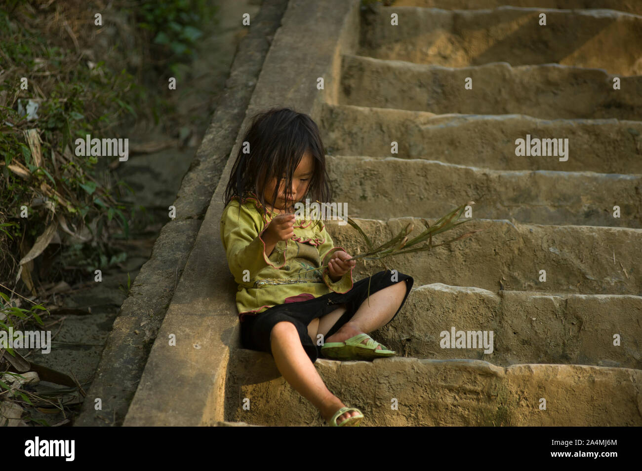 Sapa, SAPA, Vietnam - Mars 21, 2011 : cute little girl de l'ethnie ...