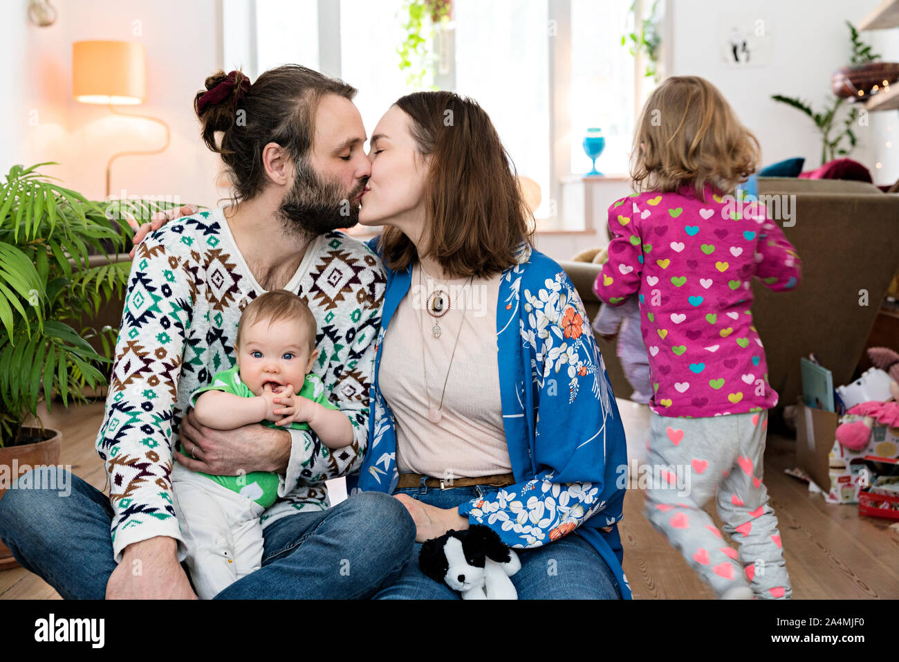 Kissing couple children Banque de photographies et d’images à haute ...