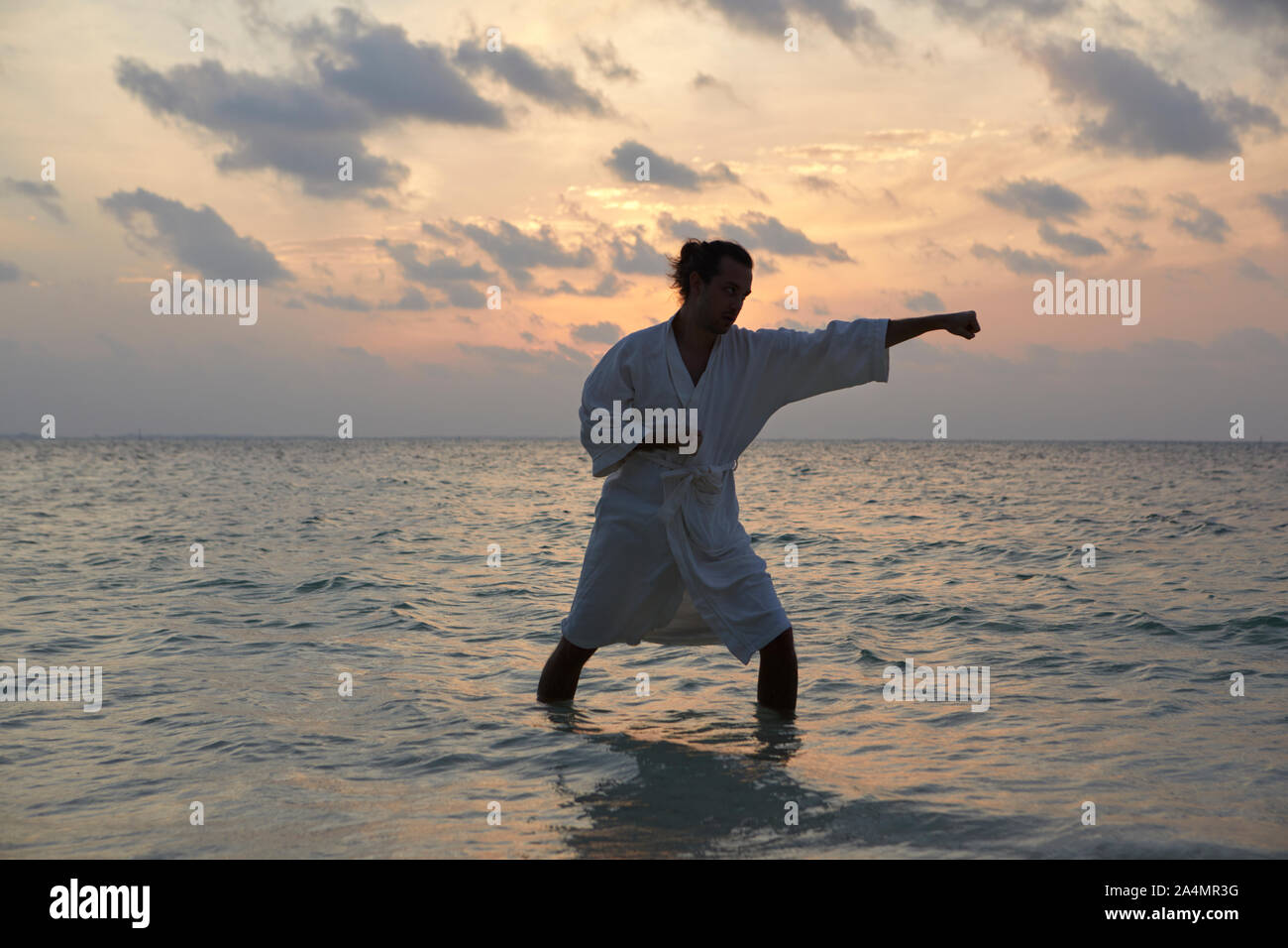 Tai chi man sunset Banque de photographies et d’images à haute ...