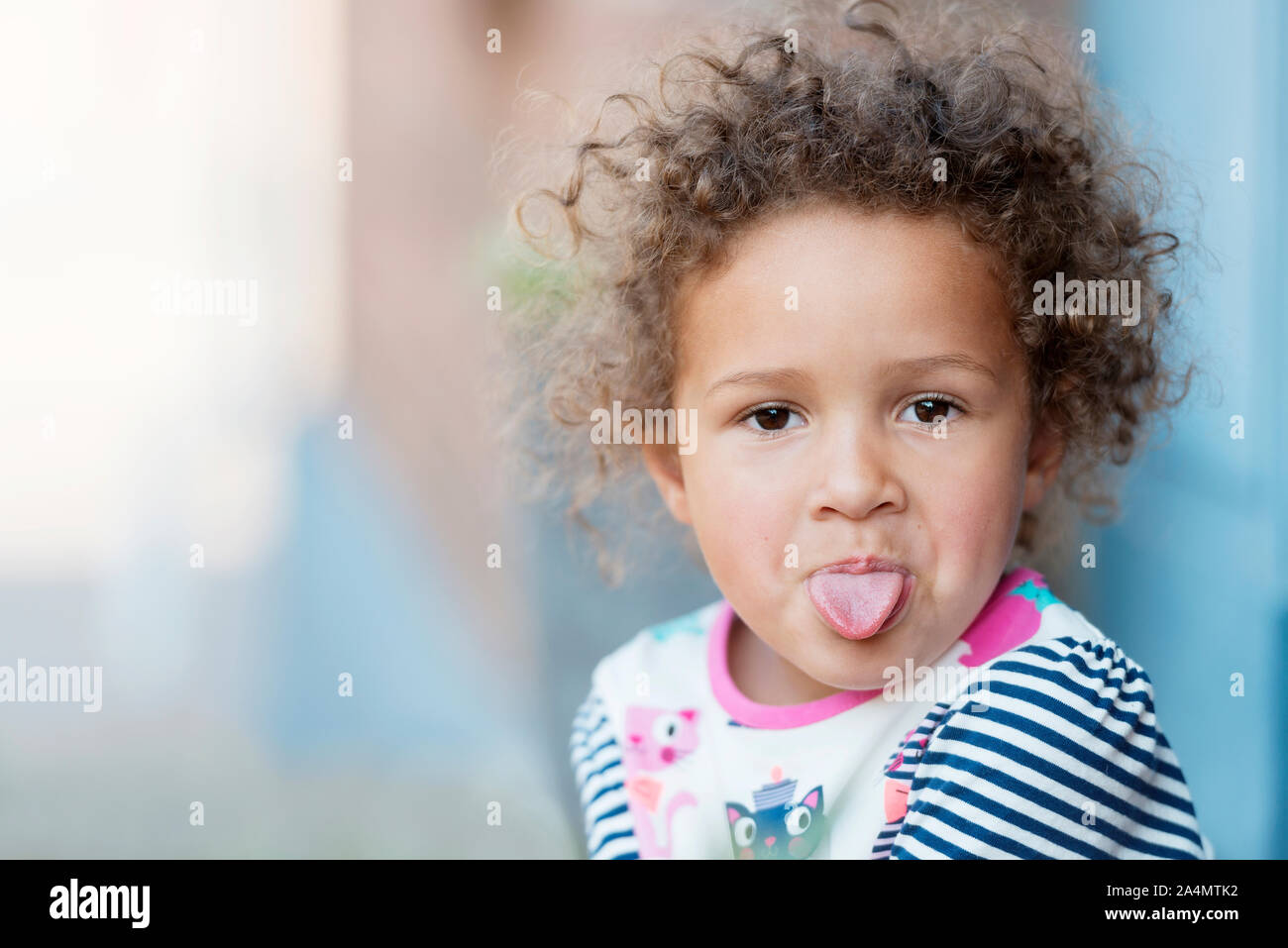 Tirant La Langue Fille Banque De Photographies Et Dimages à Haute