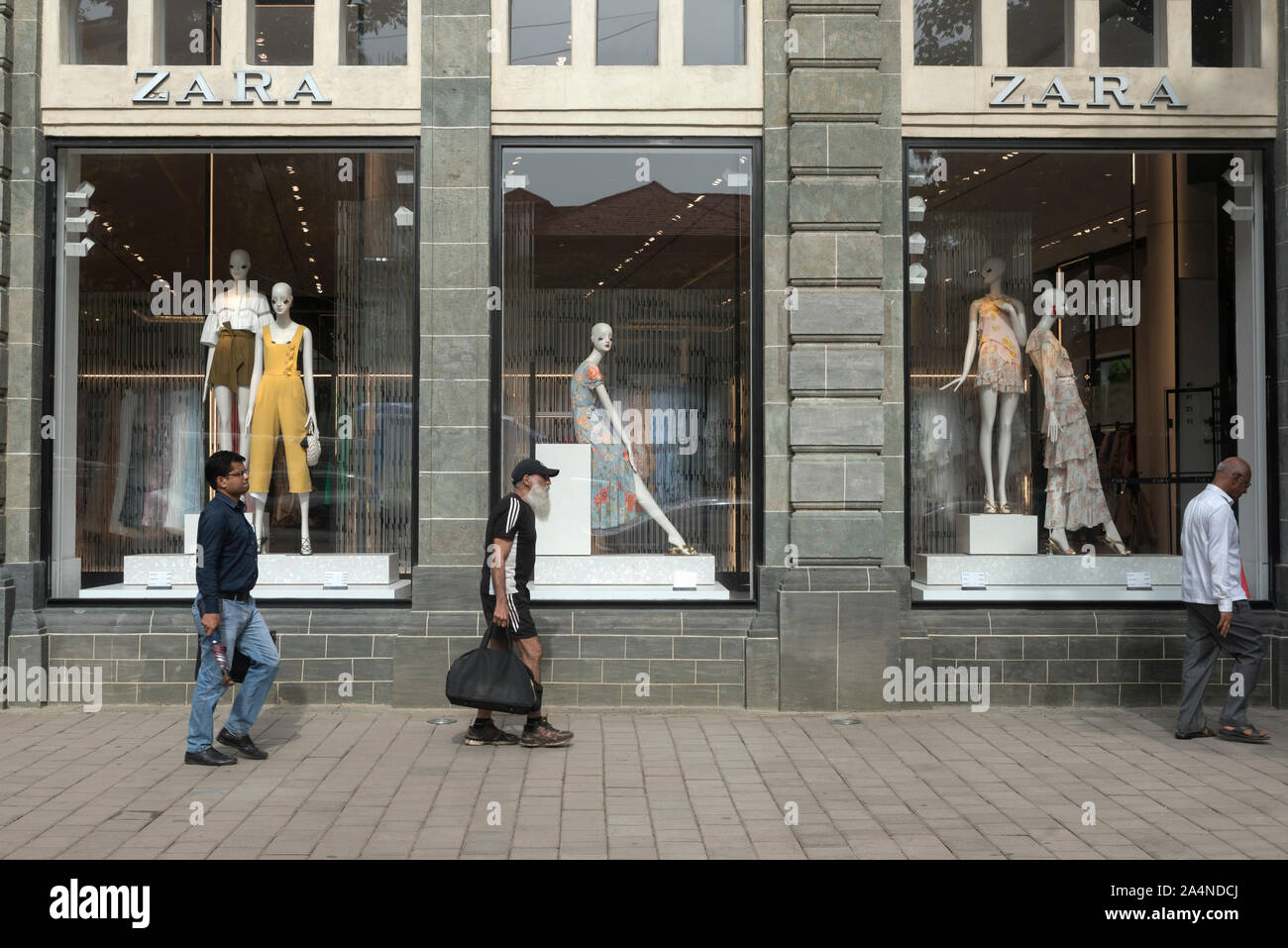 Mannequins dans la vitrine du magasin zara Banque de photographies et d ...