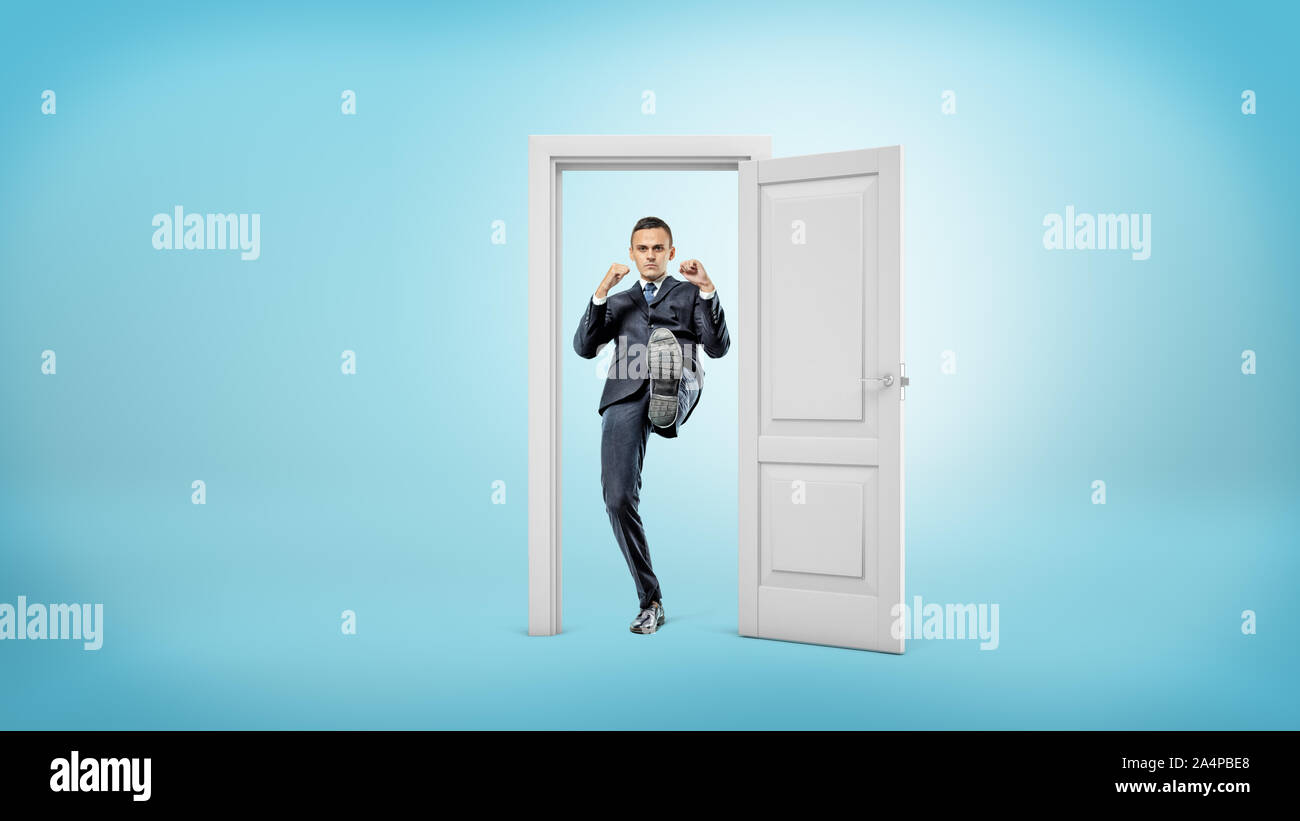 Coup de pied dans la porte Banque de photographies et d’images à haute ...