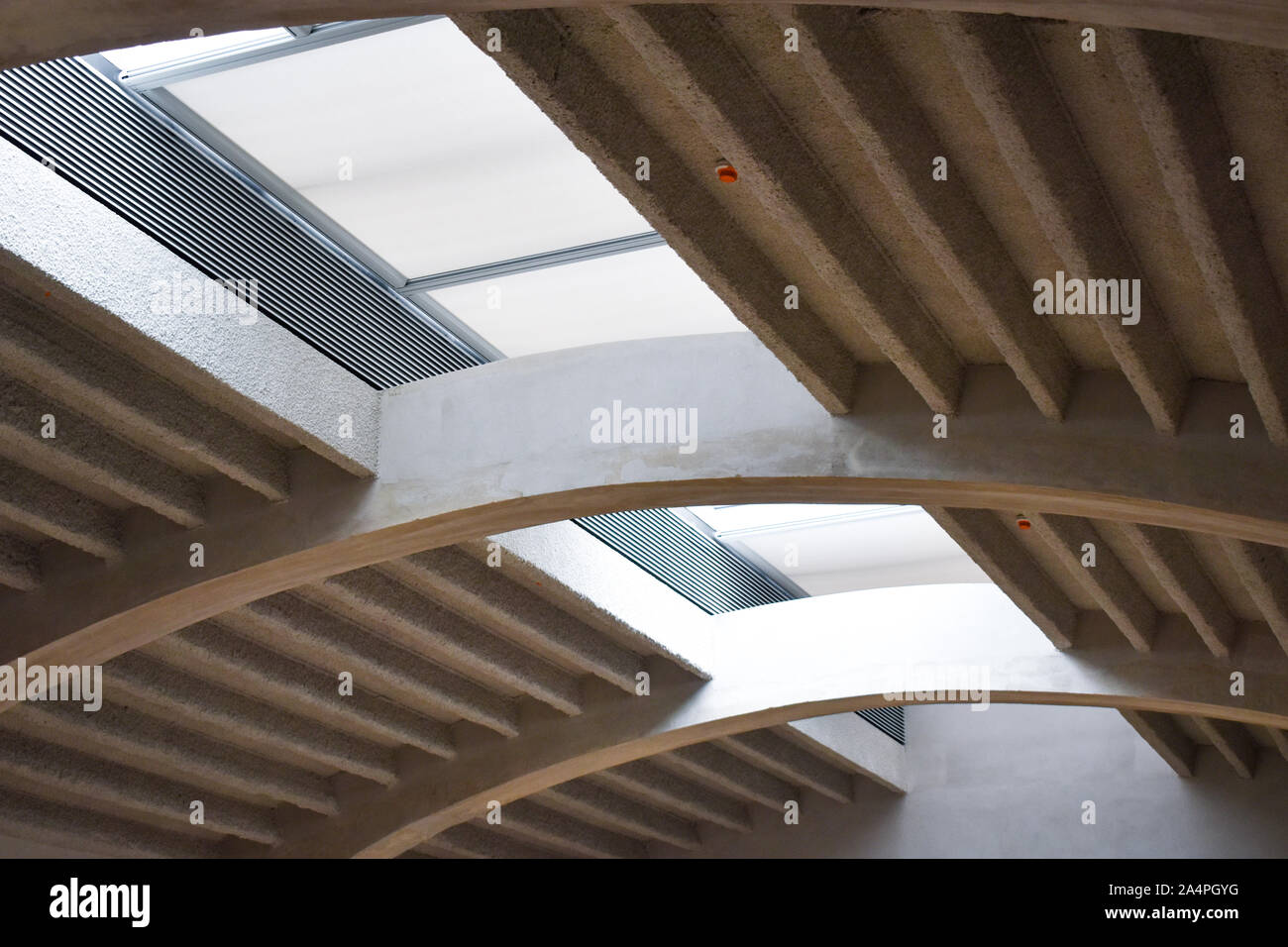 Le béton blanc moderne avec haut plafond voûté fenêtres et grilles de ...