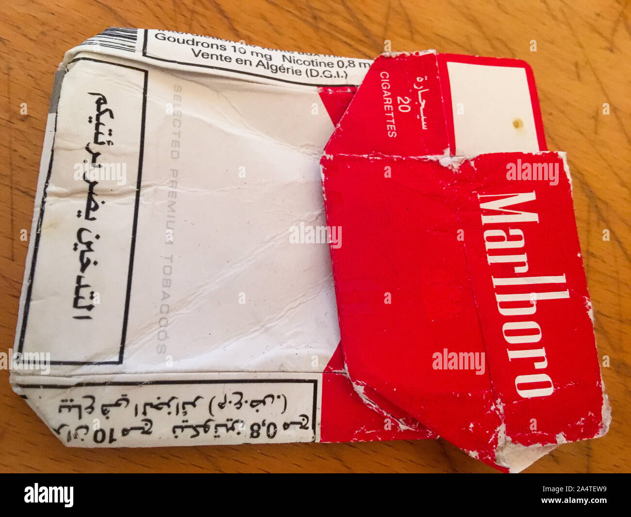 Faux cigarettes algériennes de marlboro Banque de photographies et d ...