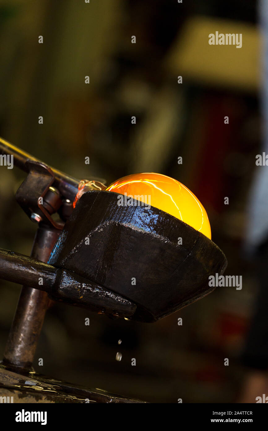 Travail du verre en fusion Banque de photographies et d’images à haute ...