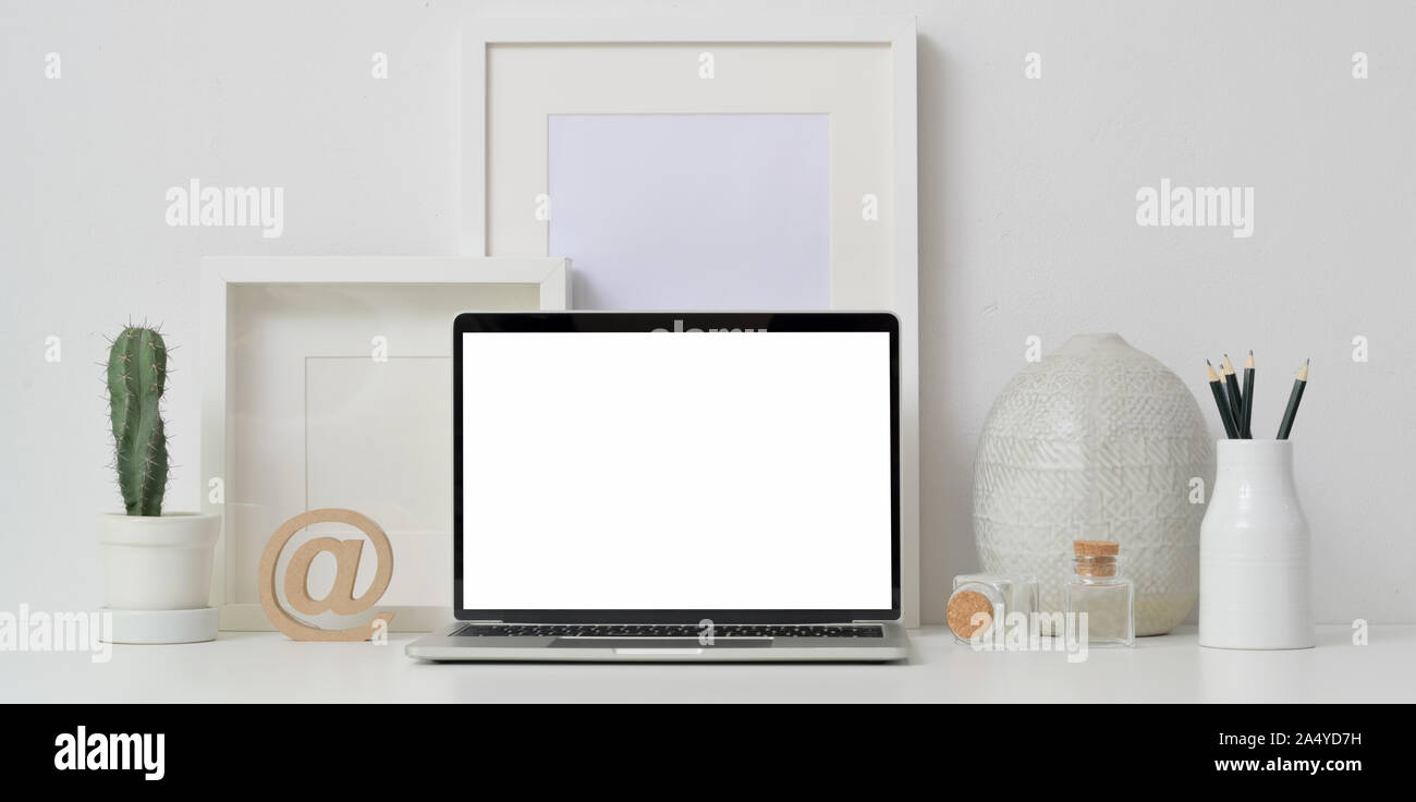 Un minimum d'espace de travail avec ordinateur portable écran vide ...
