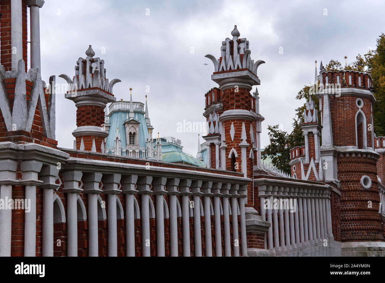 La tour d'un beau vieux château en brique rouge blanc avec détails et ...